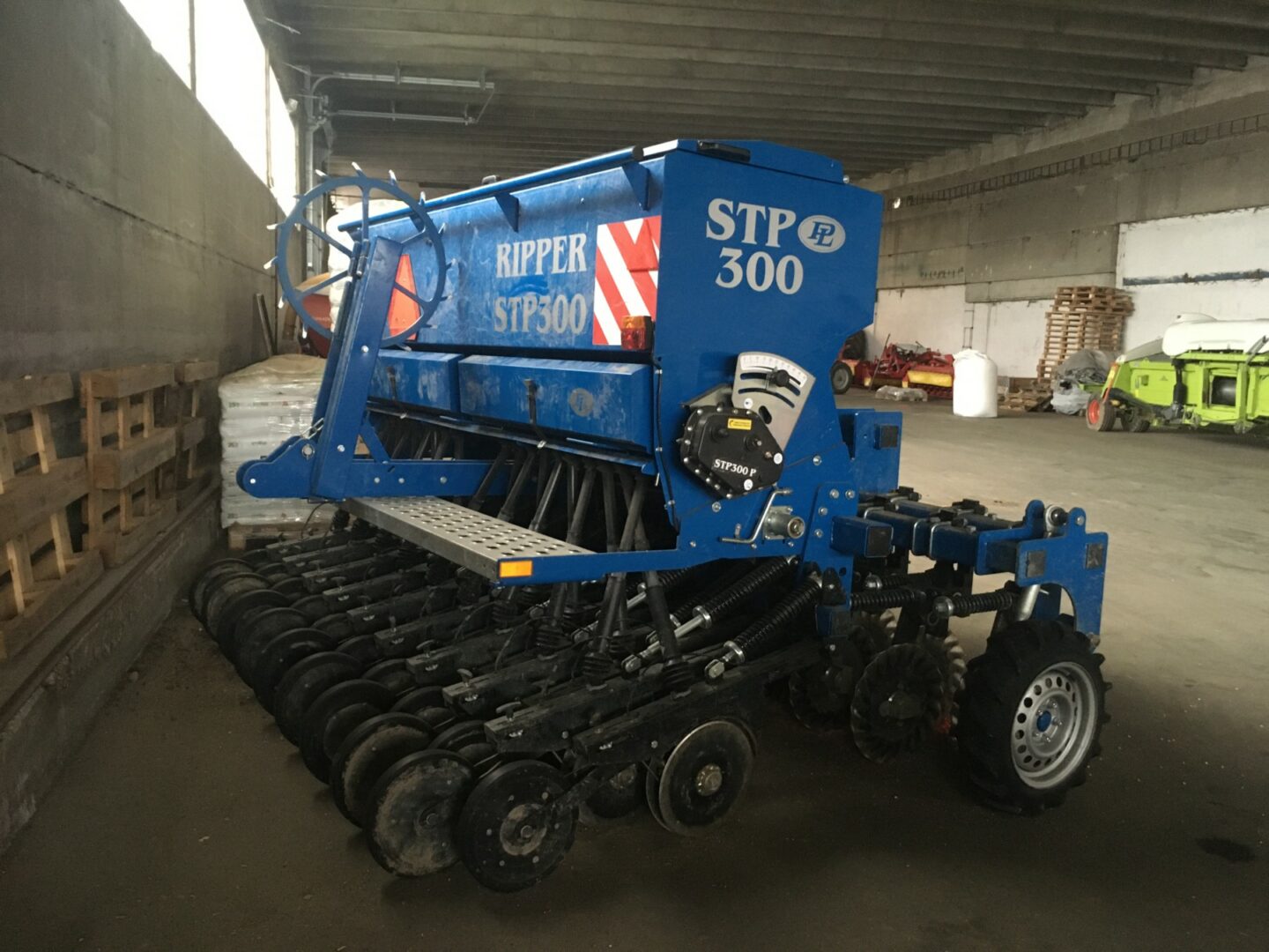 Zajímavý stroj nejen na přísev travin - Ripper STP 300 | Mechanizaceweb ...
