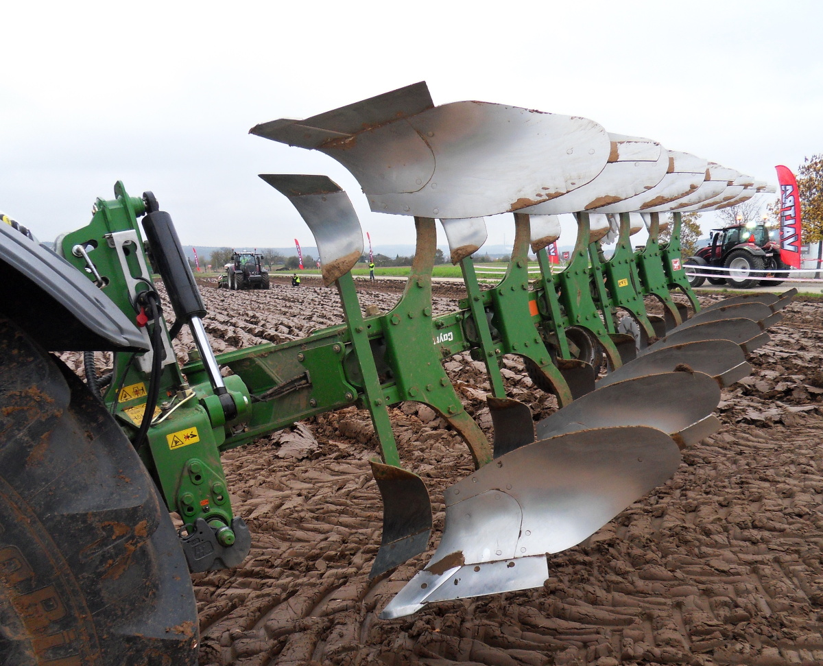 Pluhy pro různé trakční prostředky | Mechanizaceweb.cz - odborný web o ...